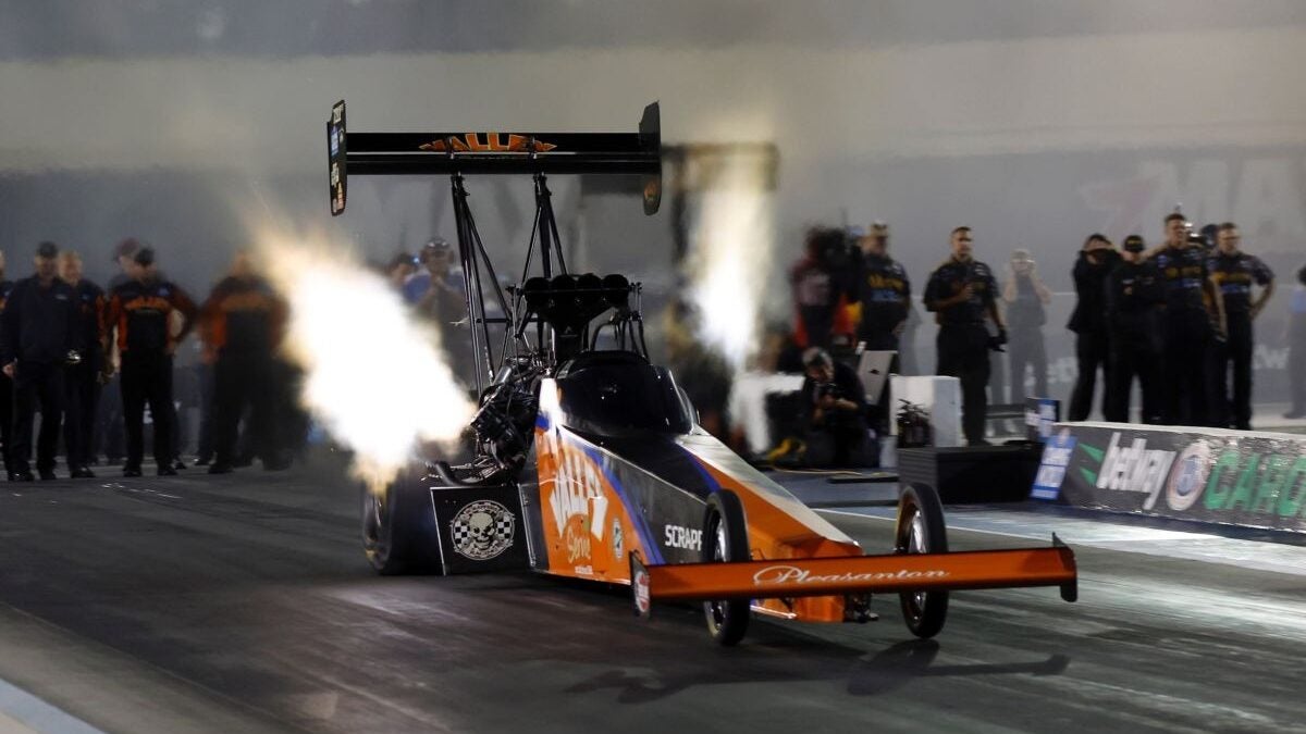 NHRA Drag Racer vůbec poprvé překonal rychlost 300 MPH na 1/8 míle ...